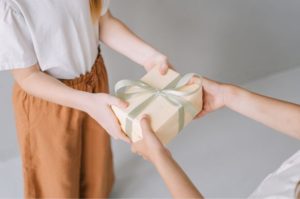 Como dar o presente ideal? - Lourdes Alianças Blog: Joias e Alianças ...